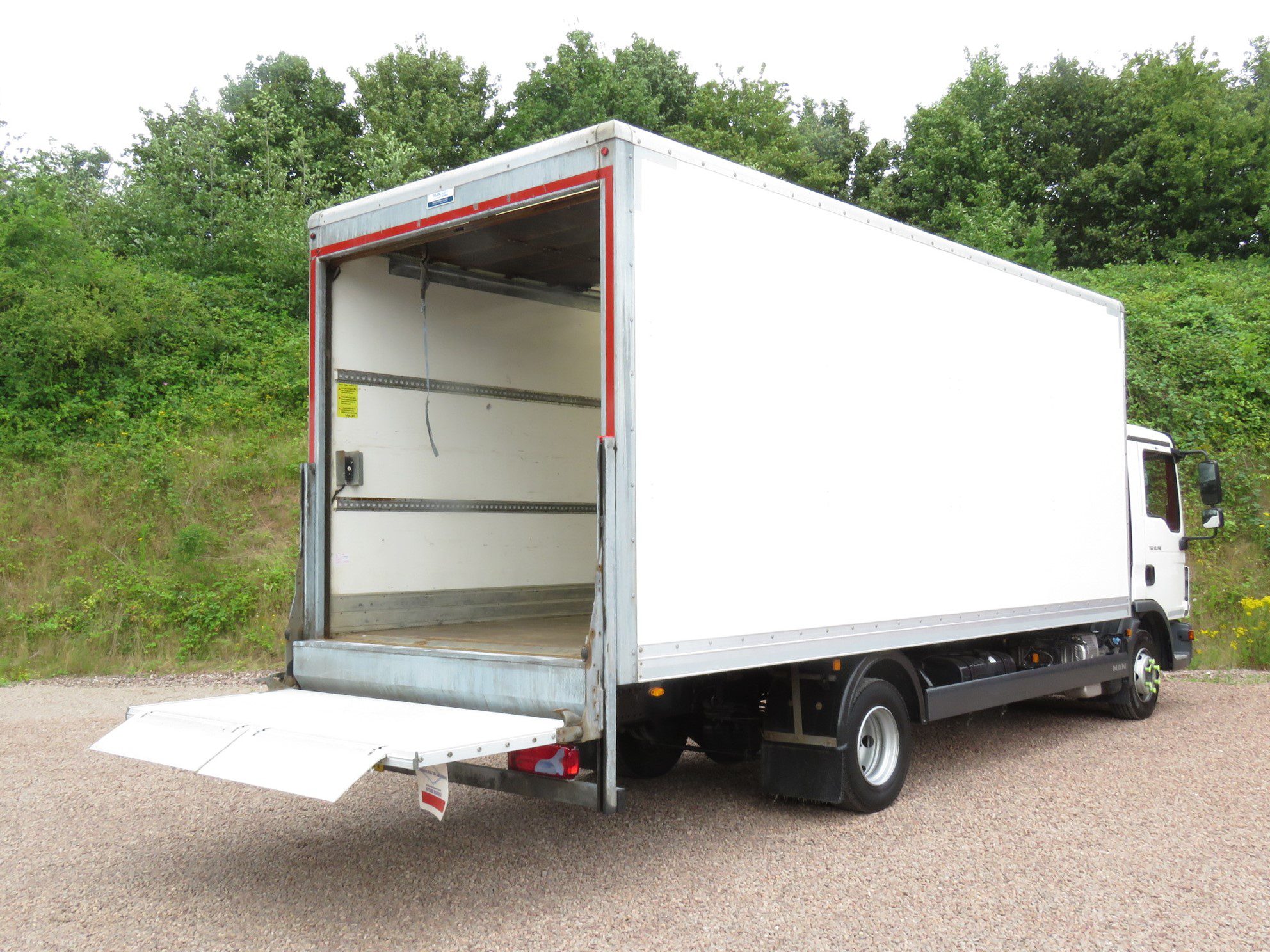 Rent a 10 Ton Pickup Truck with Lifter for Heavy-Duty Task - Dubai ...